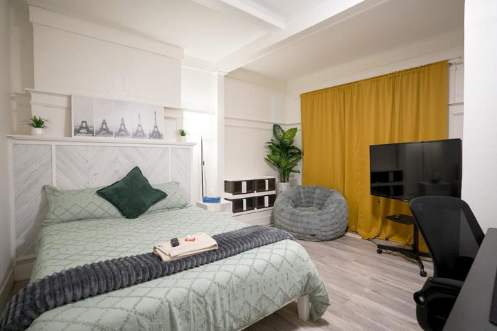 Spacious Room With Large Tv & Standing Desk - Lakeshore