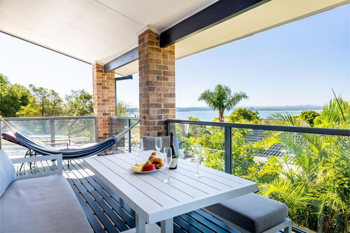 Away Nelson Bay, 29 Wollomi Ave - Spacious Family Home With Water Views, Pet Friendly, Wifi & Aircon - Nelson Bay