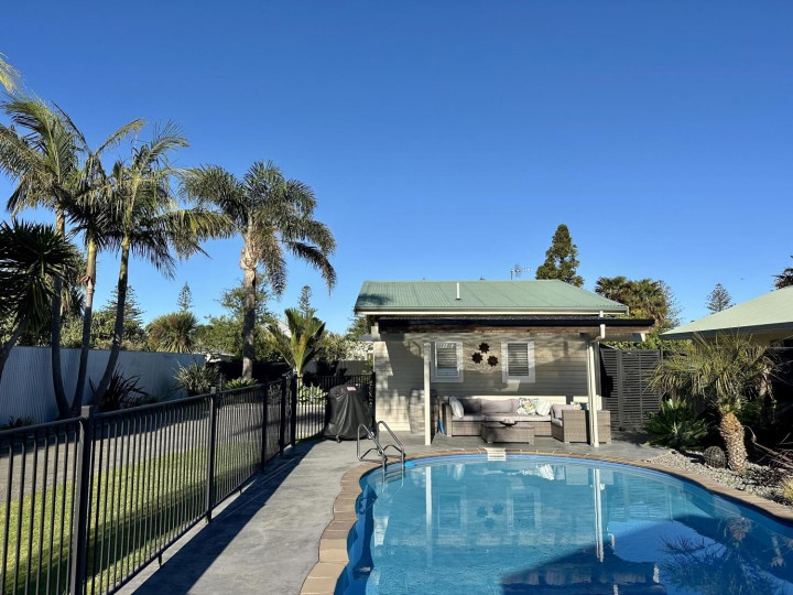 The Pool House Bed & Breakfast - Napier With A Fully Equipped Kitchenette & Bbq - Clive