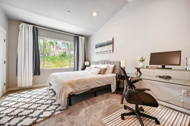 Oregon Jade- King-size Bed Master Room - Eugene, OR