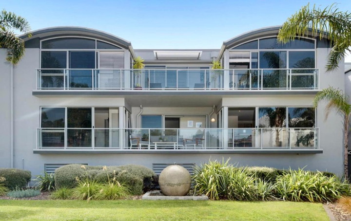 Modern Beach Apartment With Pool & Location - Mount Maunganui