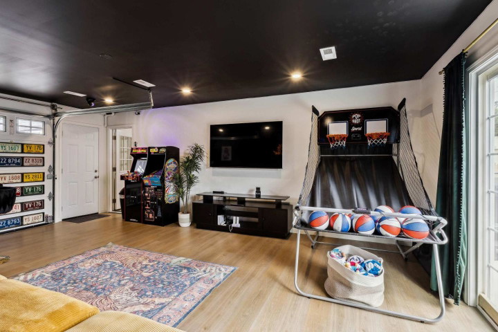 Charming 3-bedroom - Hot Tub & Game Room - Vermilion, OH
