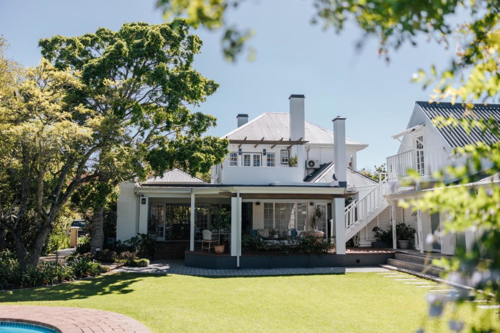Whispering Oaks Guest House - Victoria Bay
