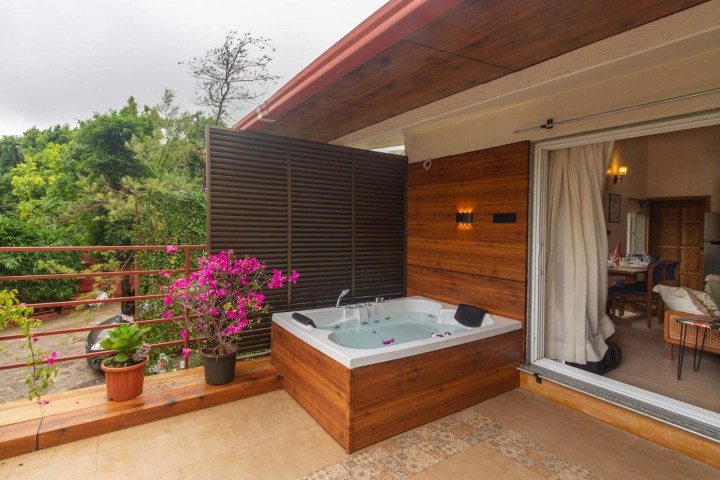 Beyond The Blue Door By Veo, Stayvista - 2bhk Villa With Jacuzzi & Bar - Mahabaleshwar