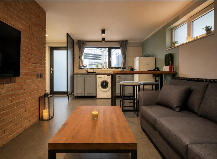 Retro Retreat - 1 Bedroom Apartment For 2, Kitchenette, Free Street Parking & Self Check-in - Kolozsvár