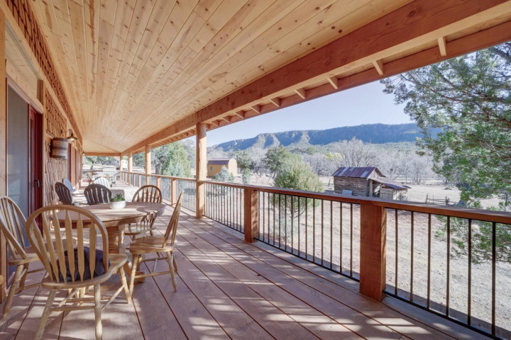 'Lavender Lodge' Mountain-view Pine Cabin W/ Deck - Strawberry, AZ