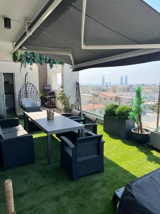 3 Br Penthouse Jacuzzi Seaview - Limassol