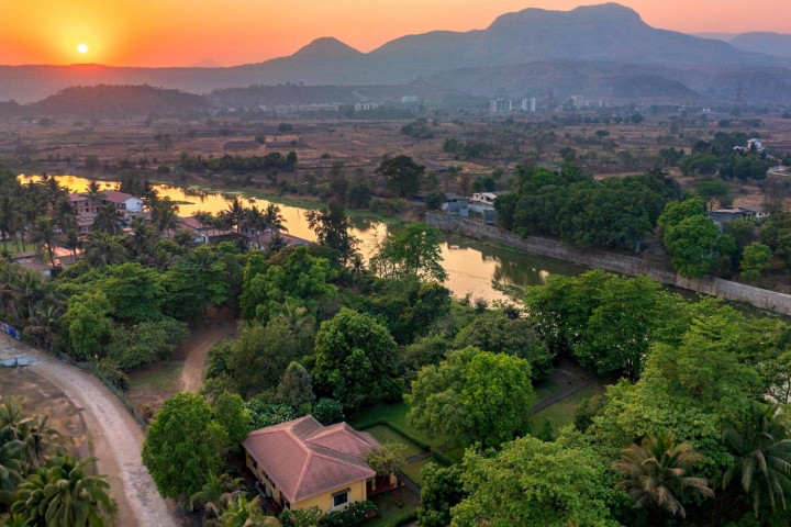 Stayvista's Vintage Estate - 2bhk With Lake View & Alfresco Dining - Karjat