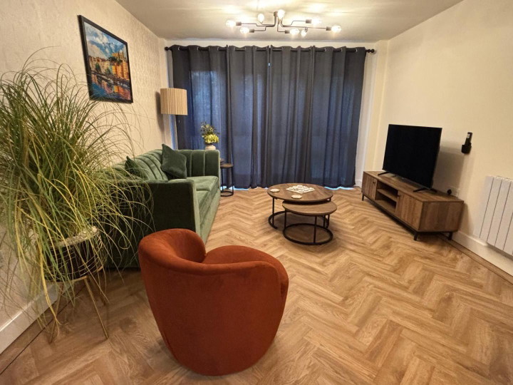 2 Bedroom City Centre Garden Flat With 1 Secure Parking Space - Bristol