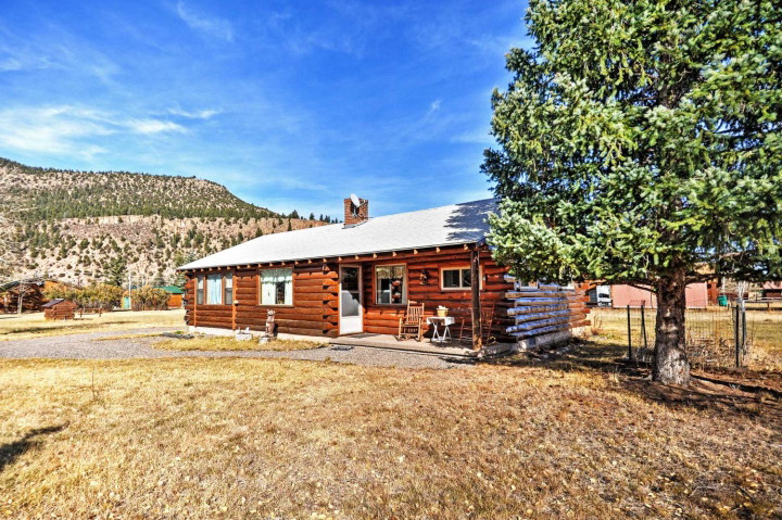 South Fork Log Cabin W/ Beautiful Mountain Views! - South Fork, CO
