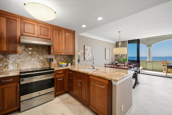 Your Perfect 1-br Beachfront Getaway In West Maui - Lahaina Shores Ph3 - Lahaina, HI