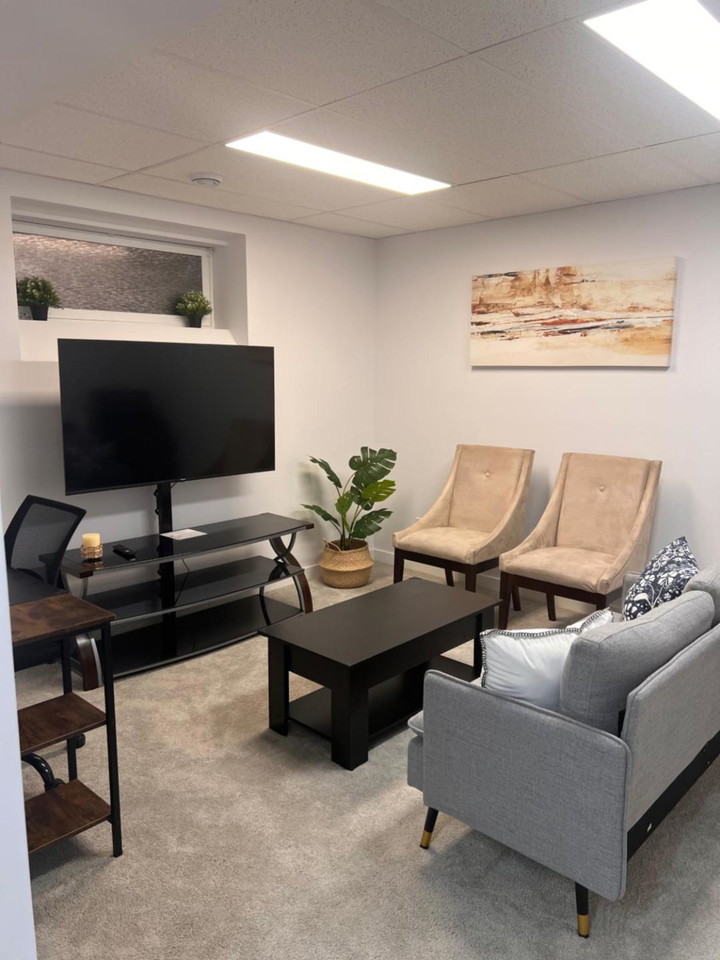 Well Furnished Basement Suite-with Private Entrance - Winnipeg