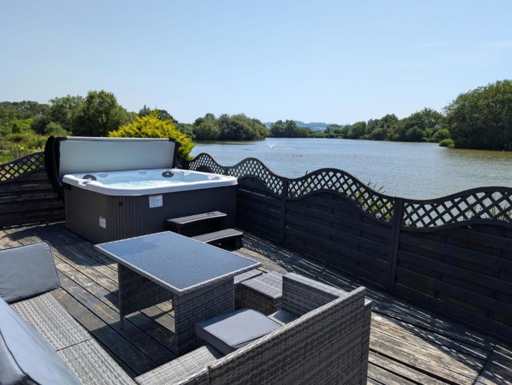 Lakefront Lodge With Hot Tub - Aylesbury Lodge - Shepton Mallet