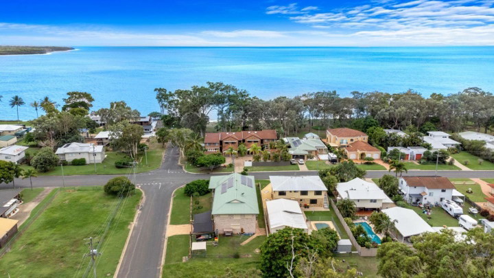 Coastal Bliss - 6 Beds Holiday House - Burrum Heads