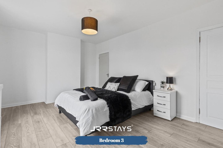 Nuneaton - Ideal 3 Bedroom, Wi-fi Parking, Sleeps 6 - Jrr Stays - Hinckley