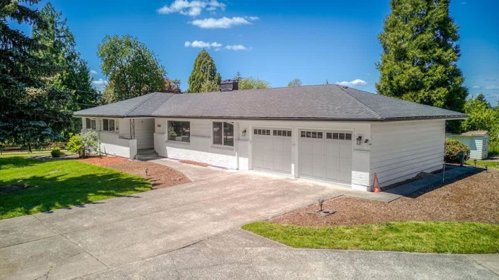 Vogel Vacation - Spacious Secluded, Hot Tub & Game Room - West Linn, OR