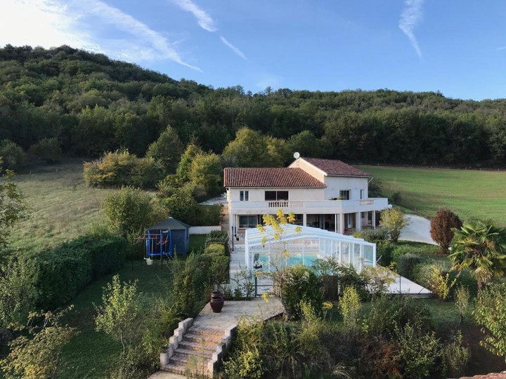 Trois Gîtes Ensemble Dans Le Même Immeuble Devant La Piscine Avec Terrasses Offrant Une Vue Magnifique, Dont Une Couverte Au Niveau De La Piscine Et Vue Sur La Vallée à L'étage - Saint-Cirq-Lapopie