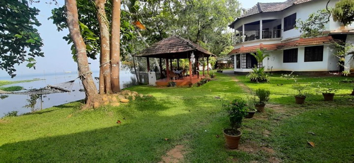 Lovedale Lakeside Homestay - クマラコム