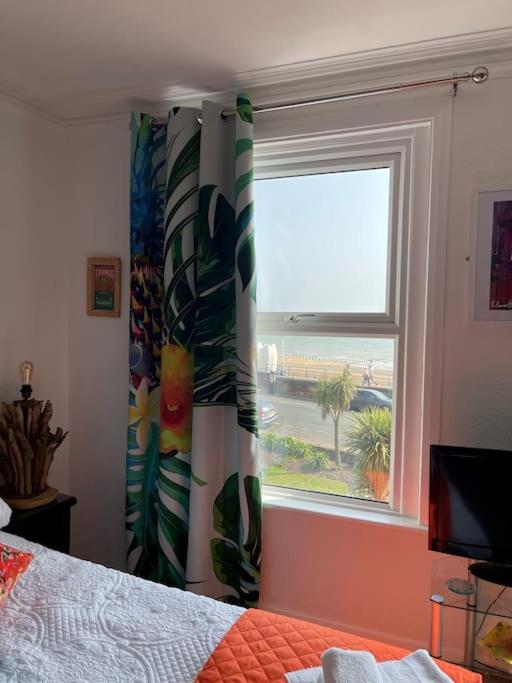 "The Caribbean" Seafront Apartment - Eastbourne