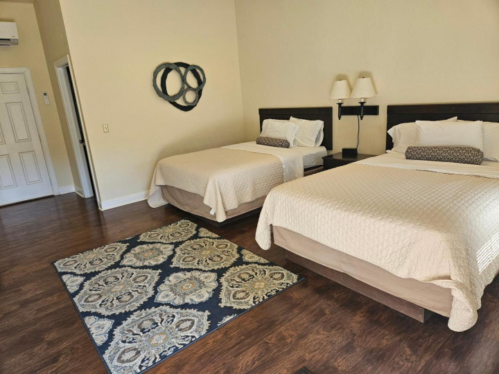 Sunset Cottage Motel Rooms - Ligonier