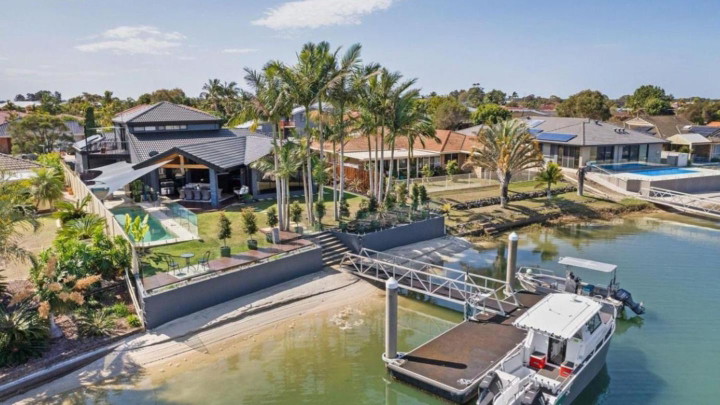 The Islander - Waterfront With Pool - Holiday Yamba - Yamba
