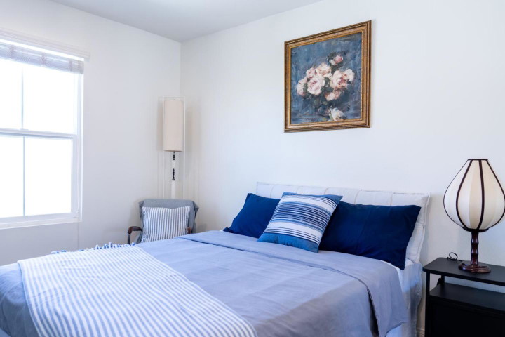 Cozy Blue Haven Bright & Peaceful Room - Ontario, CA