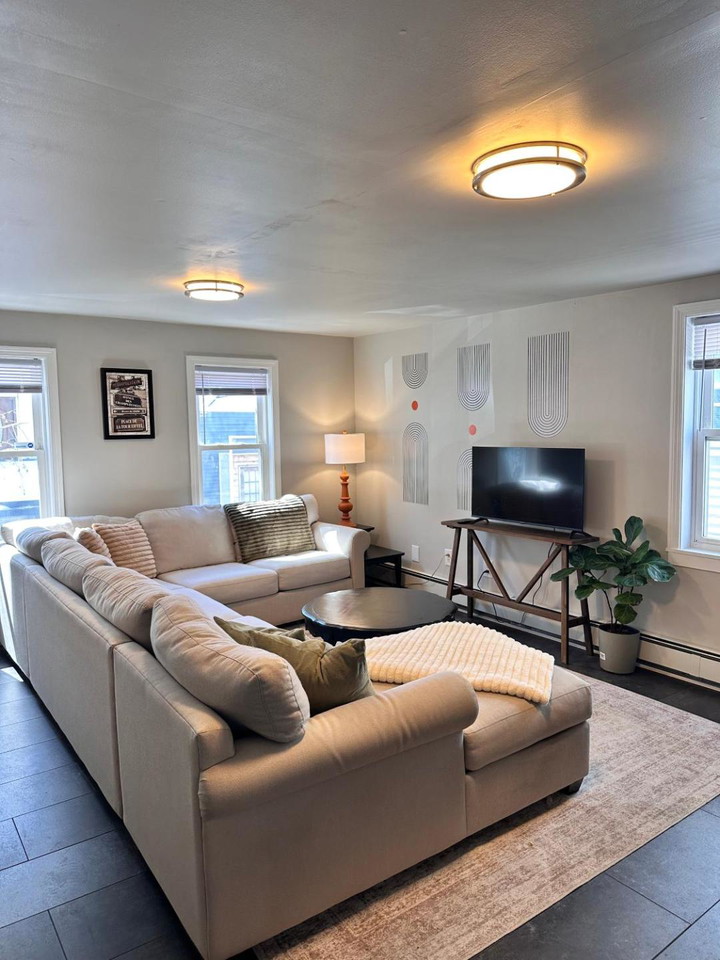 Bright 2-bedroom Apartment In Federal Hill With Parking, Walk To Atwells Ave - Rhode Island
