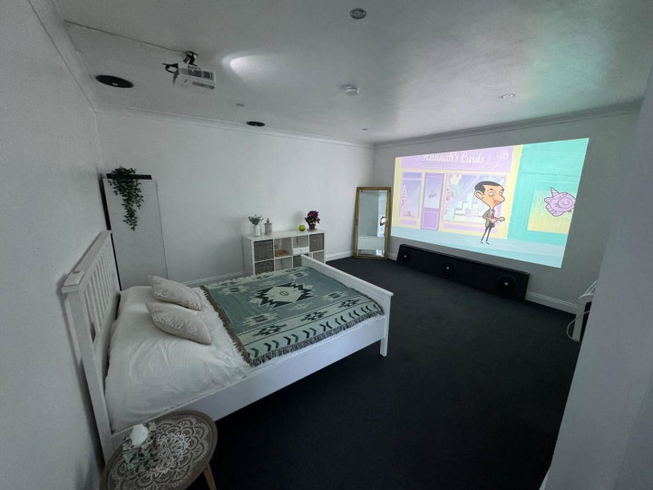 Spacious Private Cinema Guest House - Basildon