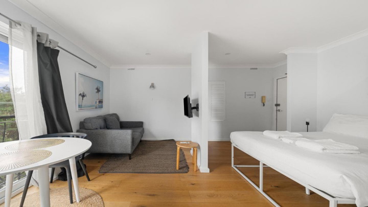 Sun-drenched 1 Bed Studio Apartment In Newtown - Burwood