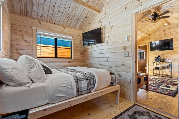 Cozy Ski Cabin #1, Hot Tub , 2 Bedroom - Maine