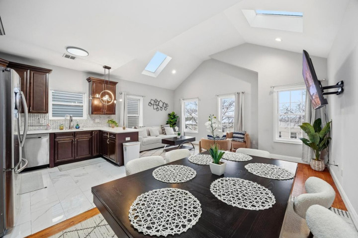 4 Br • Vaulted Living • Sleeps 11 - New York City