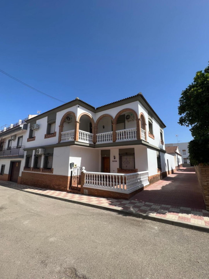 Casa Grande En Córdoba, Pueblo De La Victoria , 6 Dormitorios - La Carlota