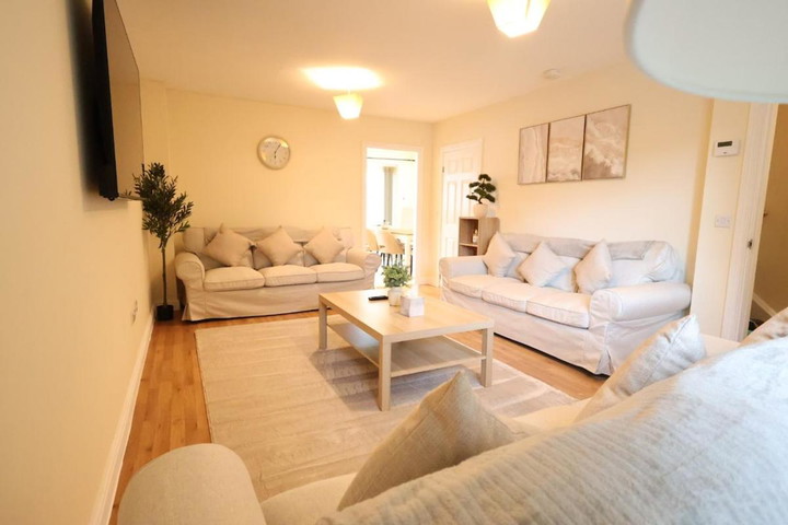 Cosy - Sleeps 9 - En-suites - Driveway - Wolverhampton