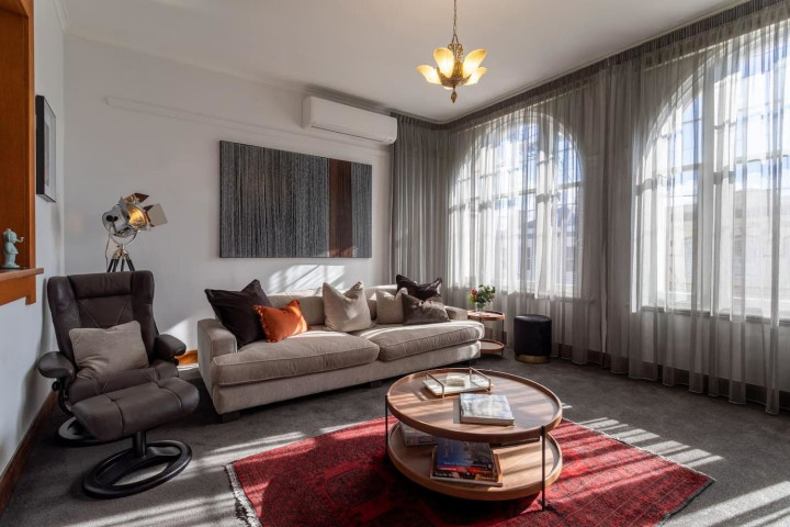 The Banker's Loft - Central Launceston Art Deco Pad - Tasmania