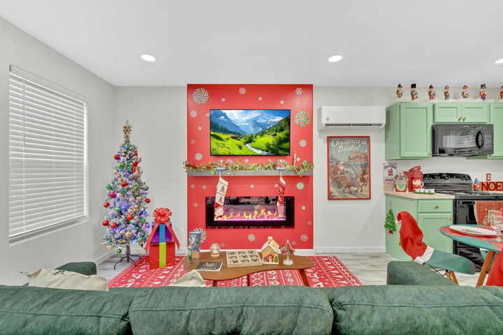Christmas Themed Getaway In Bristol Hot Tub - Bristol, TN