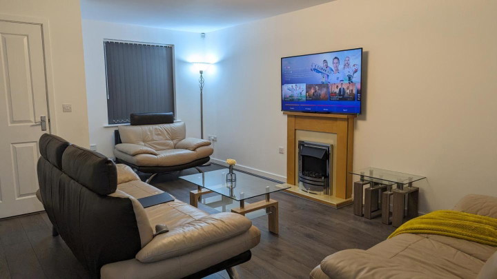 Clariturf - 4 Bedroom Semi - Private Parking Near Turf Moor, Town Centre, Transport And Motorway Links Next To Canal, 3 Parks And Lake - Sky And Netflix - Burnley