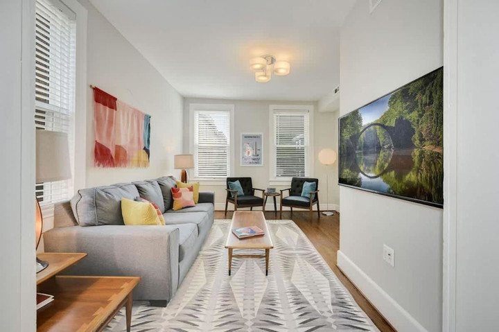 Massive Mid-century Marvel 5 Bedrooms And Parking - Washington