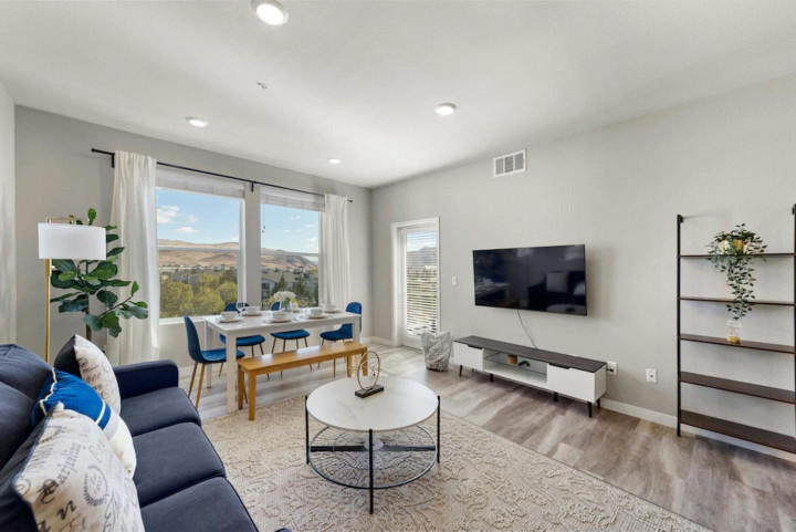 Sparks Marina 2br - Mountain Views, Pool & Gym - Reno, NV