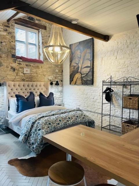 Gardener's Cwtch, Llwynhelig Manor - Llandeilo