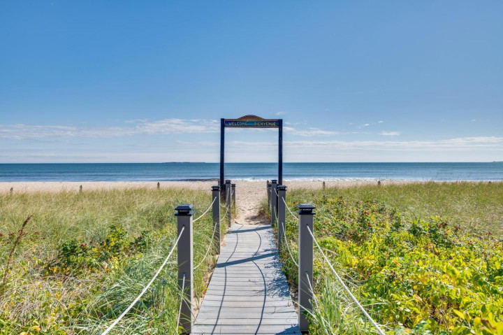 Steps To Sand! Oceanfront Gem In Old Orchard Beach - Old Orchard Beach