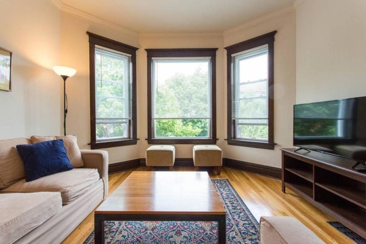Wrigley Oasis! Steps From The Field! - 3bd 1ba - Chicago, IL