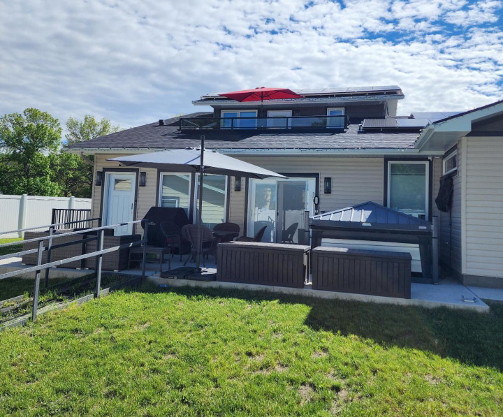 Loft With Patio & Hot Tub - Lethbridge