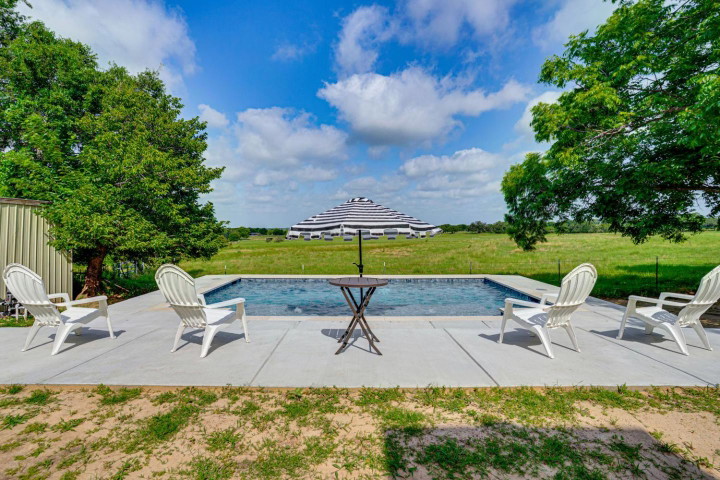 Pool, Fire Pit! Farm Retreat Near Dwtn Weatherford - Weatherford, TX