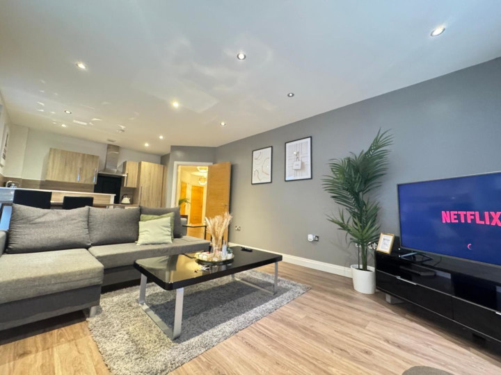 Modern Two Bedroom Apartment Birmingham City Centre - 2 Bathrooms - Sleeps 6 Guests - Free Underground Parking - Fast Speed Internet - Solihull