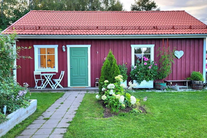 Gårdshus I Vacker Trädgårdsmiljö Med Egen Parkering - Umeå