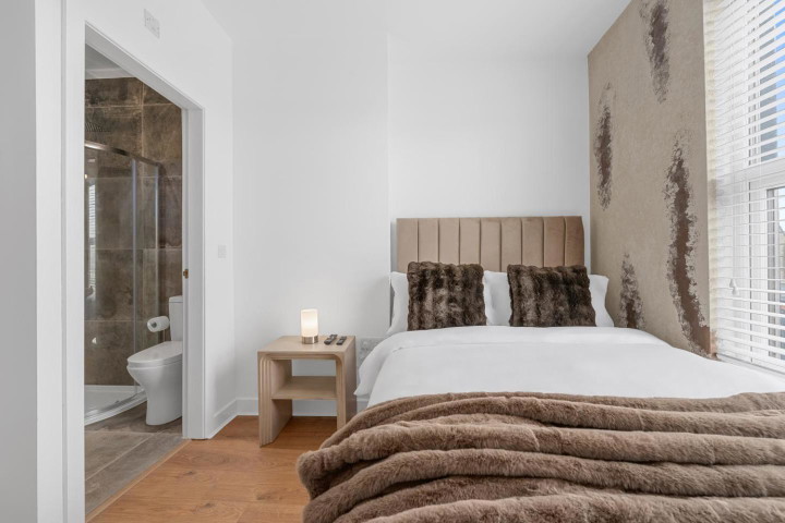 Spacious 6 Bedroom House With Cinema & Games Room, Sleeps 16 - Bolton