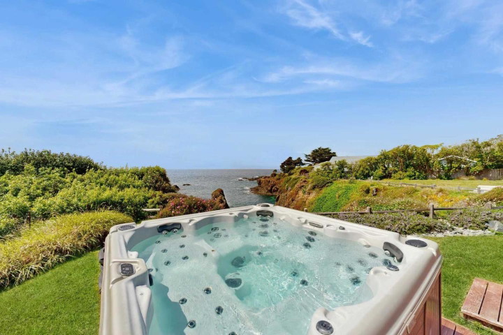 Luxe Remodeled Oceanfront Home On The Bluff - Mendocino, CA