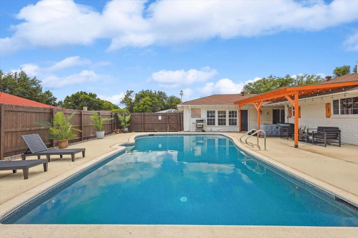 5-br Relaxing Retreat With Pool Hot Tub Fire Pit - Lancaster, TX