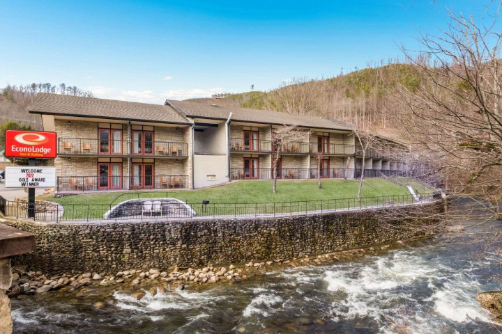 Econo Lodge Inn & Suites On The River - Great Smoky Mountains National Park