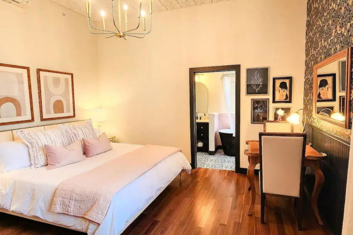 Speakeasy King Suite (Rm 8) - Nevada City, CA